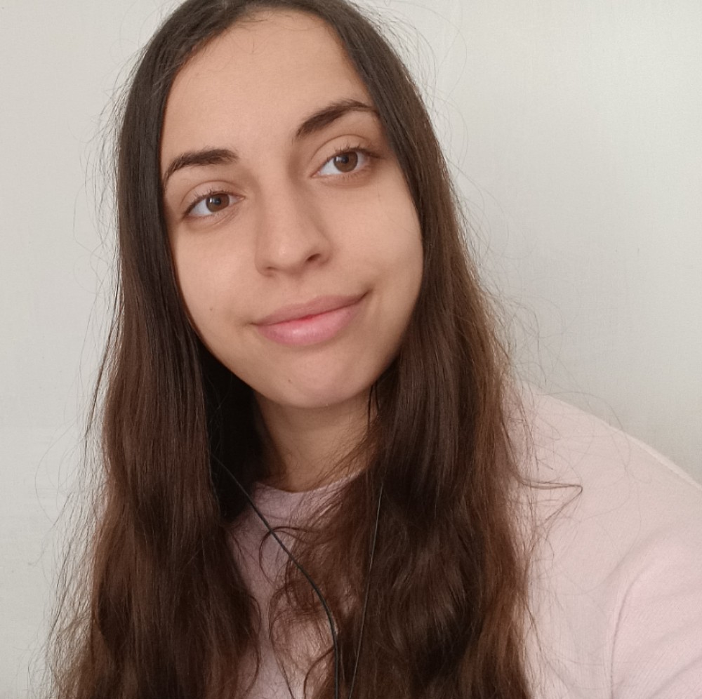 תמיד אני נראית יותר קטנה בלי איפור 😆 (23) - FXP