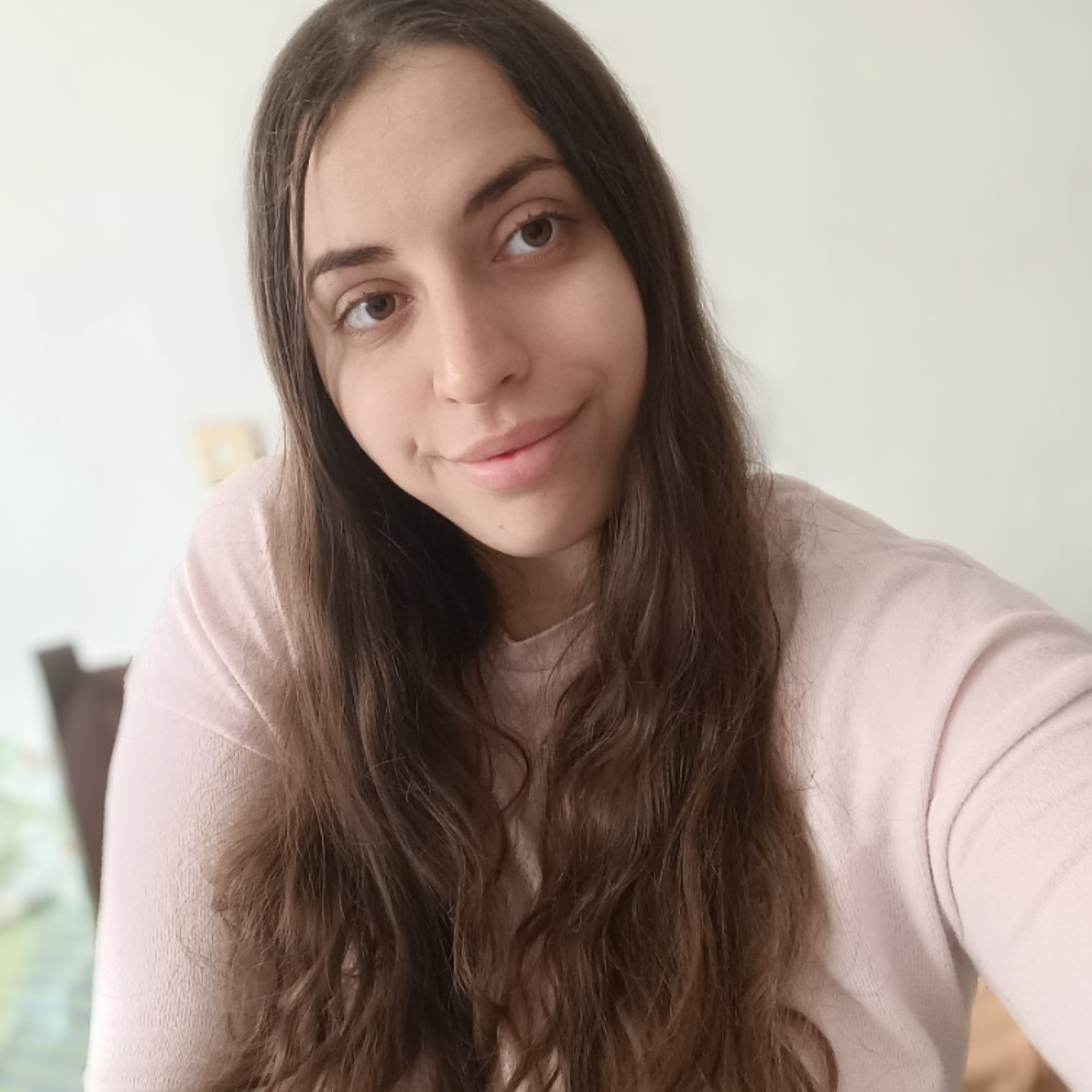 תמיד אני נראית יותר קטנה בלי איפור 😆 (23) - FXP