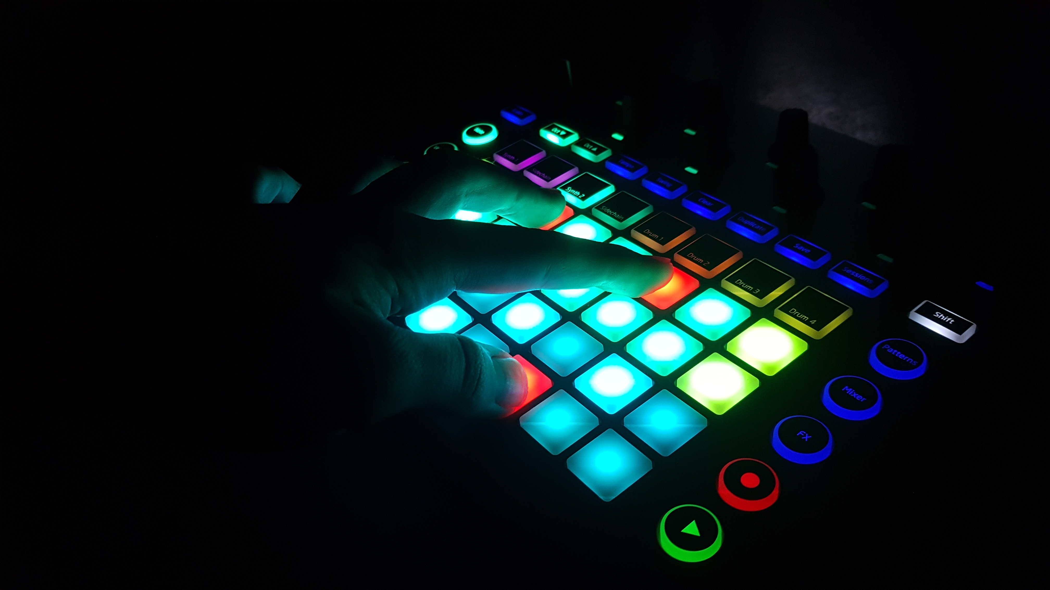 מוכר Midi Controller/Sequencer/Synthesizer במצב מושלם 500 שקל פחות ...